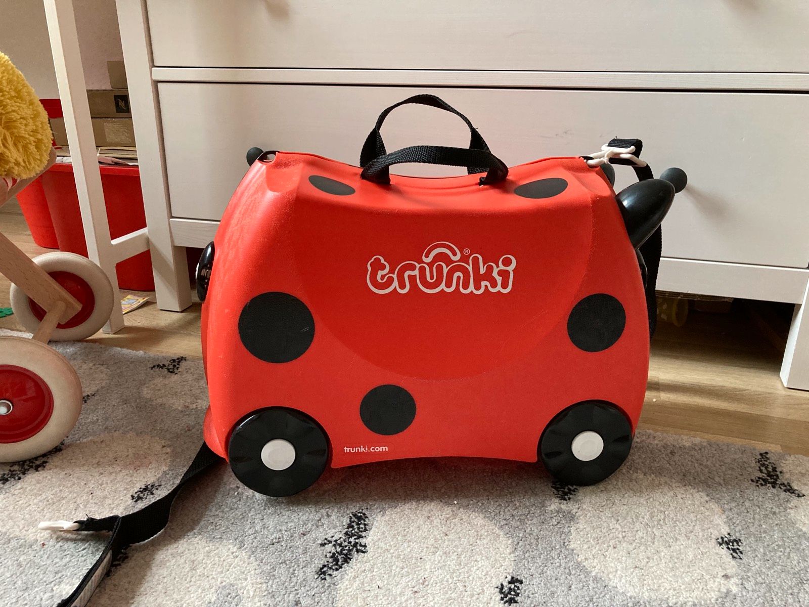 Die beliebtesten Kinderkoffer zum Draufsitzen für kleine Reisende